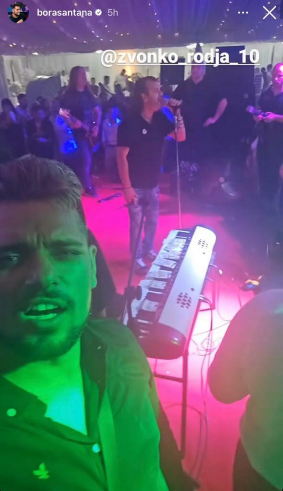 Mlada s krunom i kilo zlata, torta ko soliter: Ceca na romskoj svadbi ...